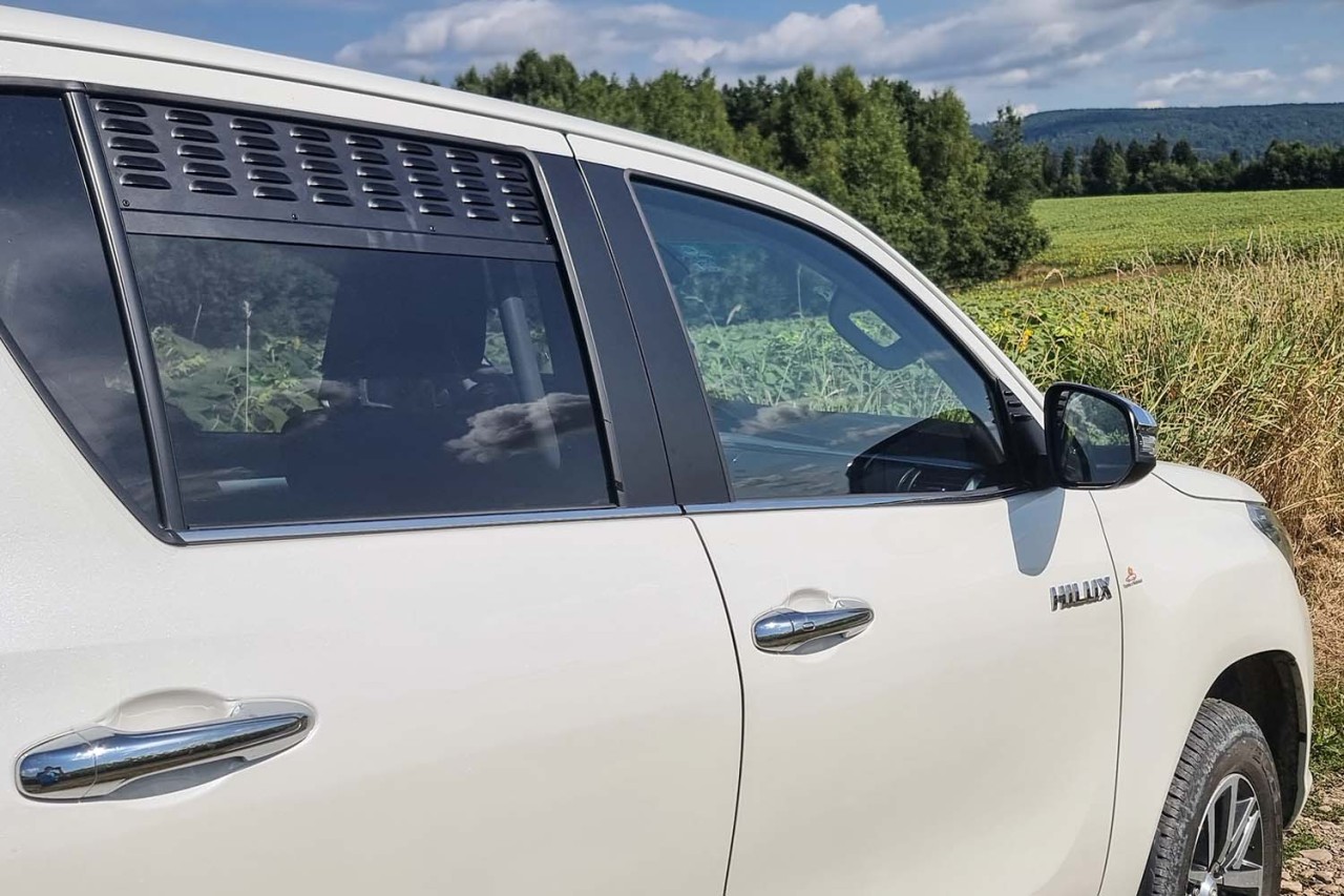 Ventilation panels rear side window Toyota Hilux Double Cab BJ2005-2015